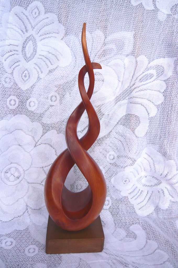 Arte moderno tallado en madera - Artesanías Ecuatorianas